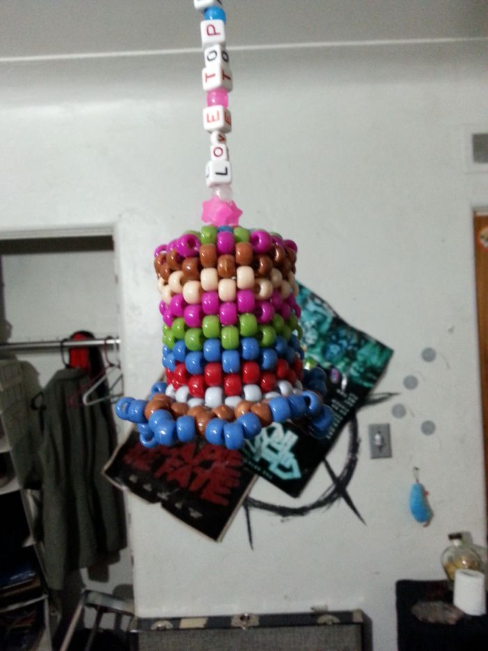 Hanging kandi top hat by Marisha_Gnossis - Kandi Photos on Kandi Patterns
